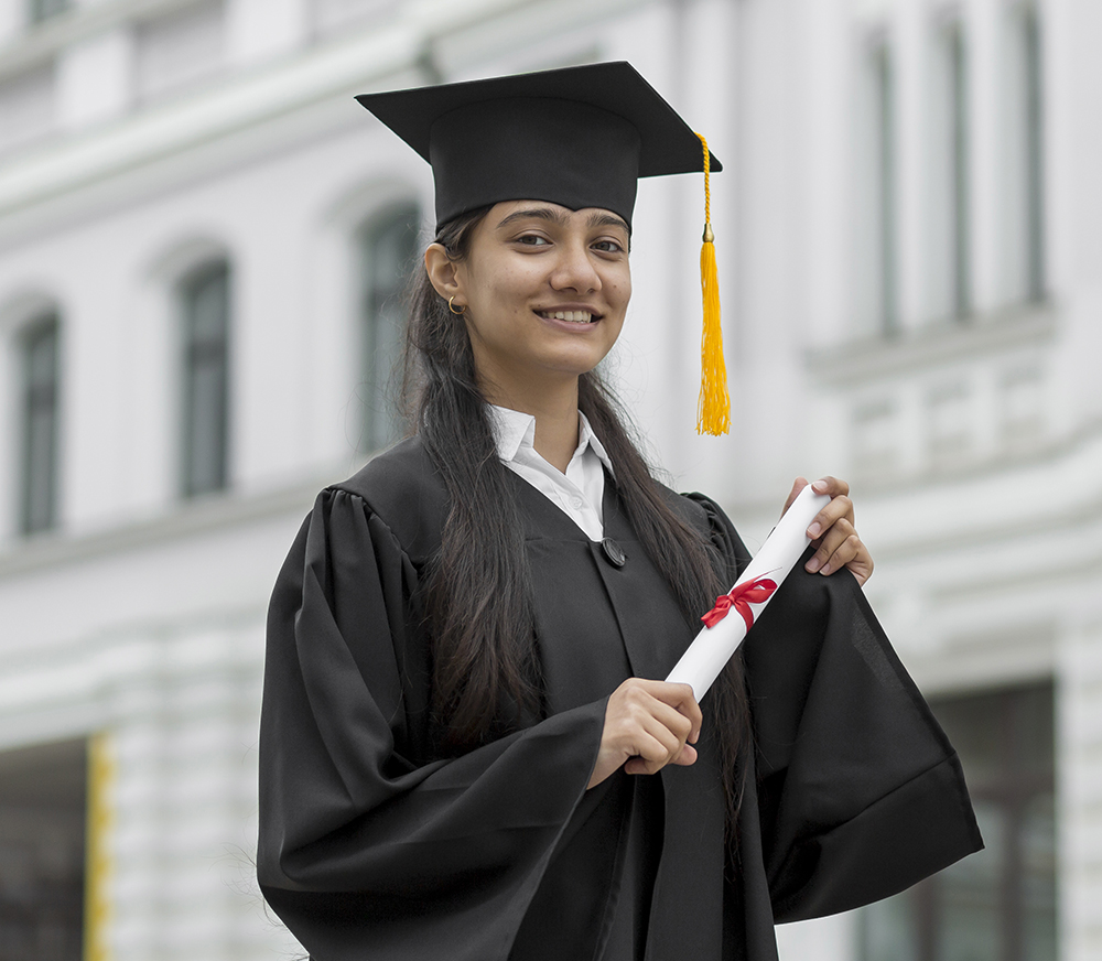 medium-shot-graduate-student - Ewit